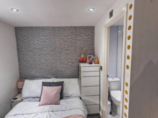 Cute double ensuite bedroom not far from the University of Birmingham Has a Room