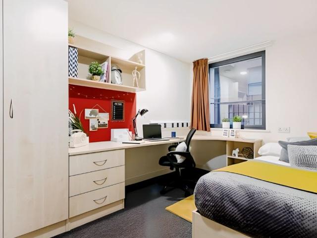 Cute double ensuite bedroom not far from Weston Park