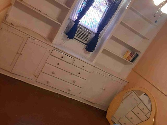 Cute small Furnished Unittwin bedbookshelvesBills