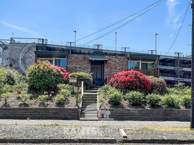 Cute 2:1 Apartment Downtown Olympia with Covered Parking!