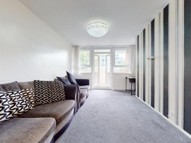Cuthbert House, Hall Place. 2 bed flat to rent £2,600 pcm £600 pw