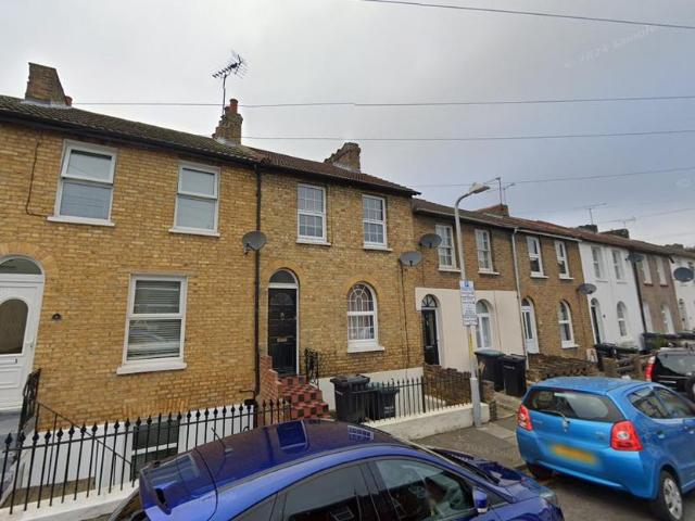 Cutmore Street, Gravesend DA11 3 bed terraced house to rent £1,550 pcm £358 pw
