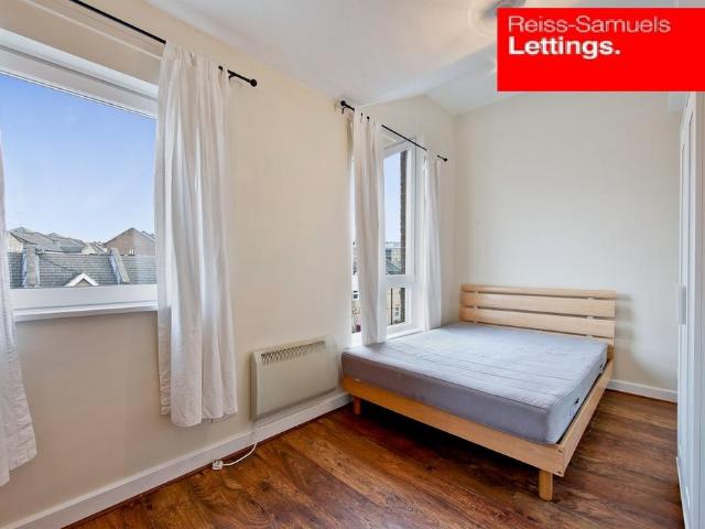 Cyclops Mews, Canary Wharf, London E14 5 bed terraced house to rent £4,117 pcm £950 pw