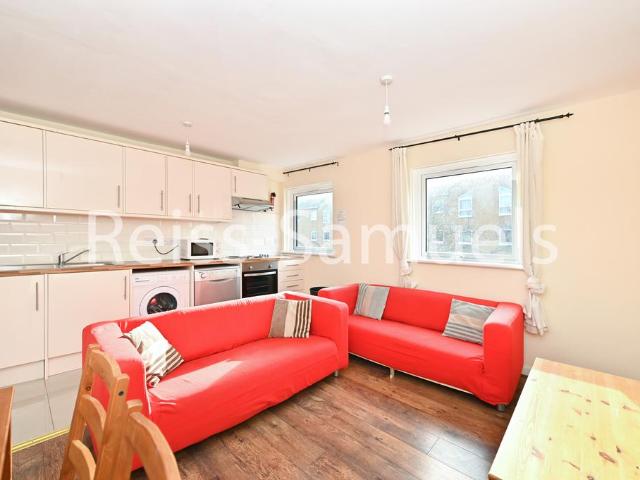 Cyclops Mews, London E14 5 bed terraced house to rent £4,225 pcm £975 pw