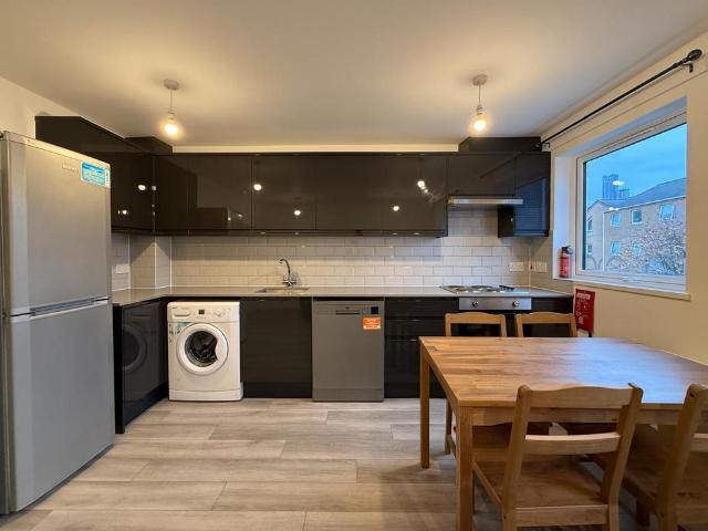 Cyclops Mews, London E14 5 bed terraced house to rent £4,333 pcm £1,000 pw