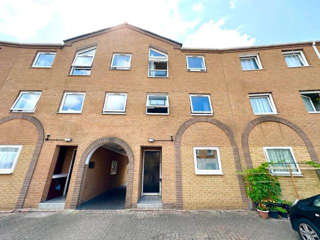 Cyclops Mews, London E14 5 bed terraced house to rent £4,116 pcm £950 pw