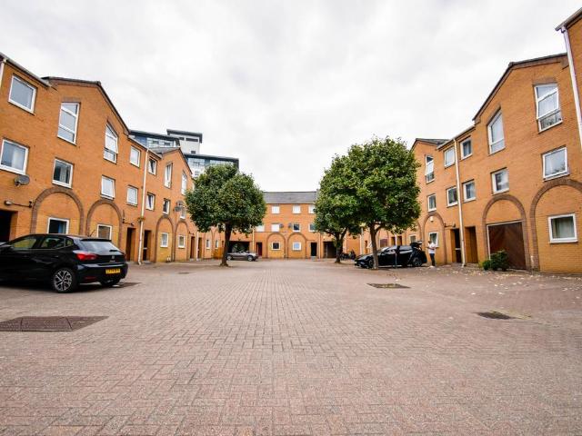 Cyclops Mews, London E14 5 bed terraced house to rent £4,983 pcm £1,150 pw