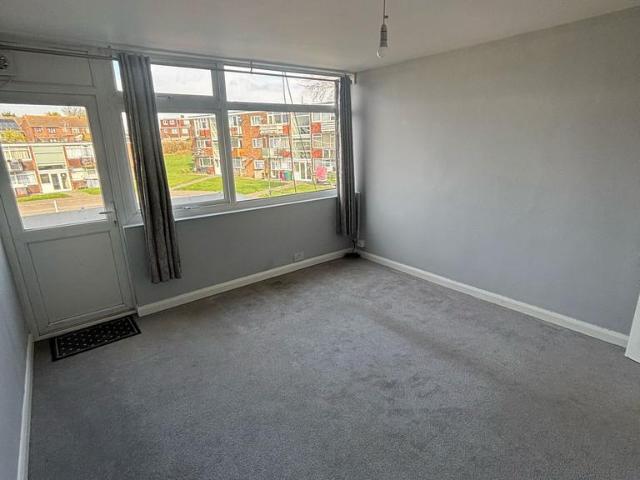 Cypress Court, Rochester ME2 2 bed flat to rent £1,000 pcm £231 pw