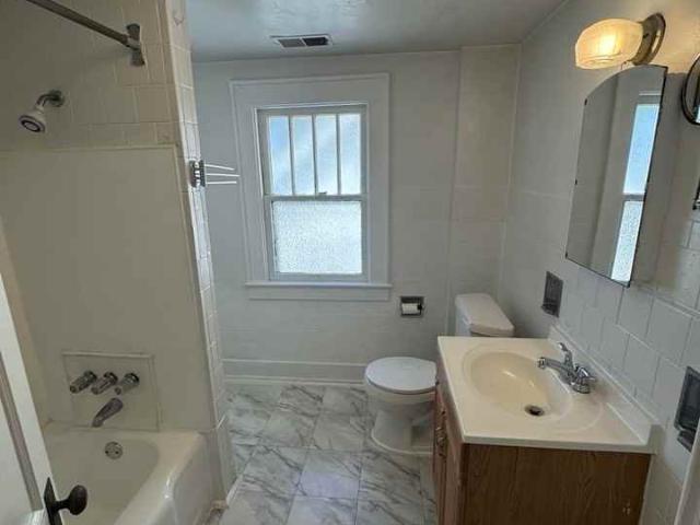 D098 S West St 200 1 Bedroom Apartment for Rent at 200 S West St, Royal Oak, MI 48067