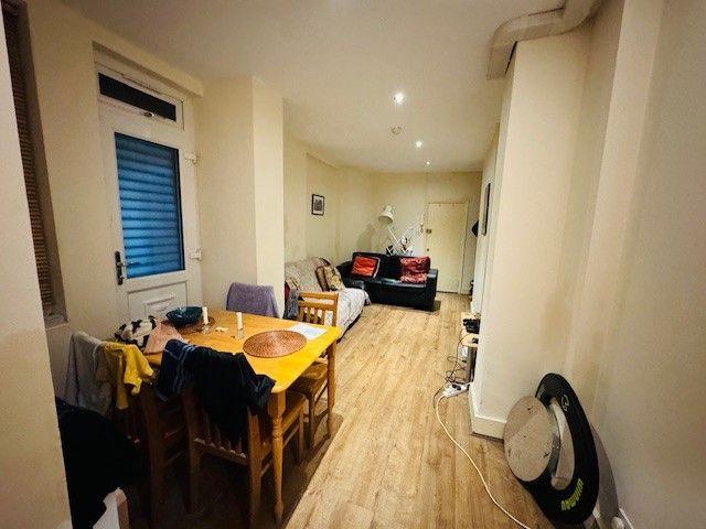 D, Mile End Road, London E1, 2 bed flat to rent, £2,200 pcm | PrimeLocation