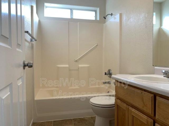 D 249 SW Rogue River Ave