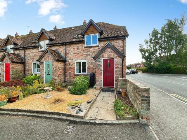 Damory Mews, Salisbury Road. 2 bed end of terrace house to rent £1,195 pcm £276 pw
