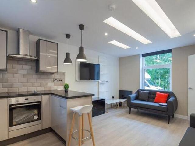Damside, Huddersfield, 2 Bedroom Terraced