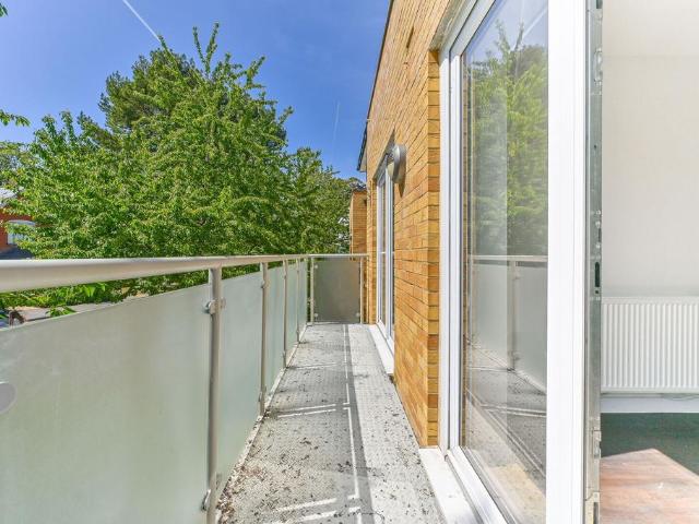 Damson Way, Carshalton Beeches. 2 bed flat to rent £2,400 pcm £554 pw