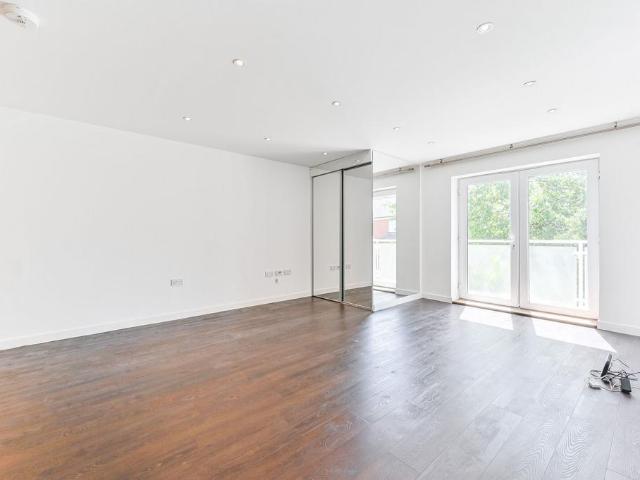 Damson Way, Carshalton Beeches. 2 bed flat to rent £2,500 pcm £577 pw