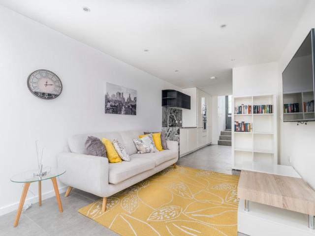 Danbury Street London N1 2 bed terraced house to rent £4,117 pcm £950 pw