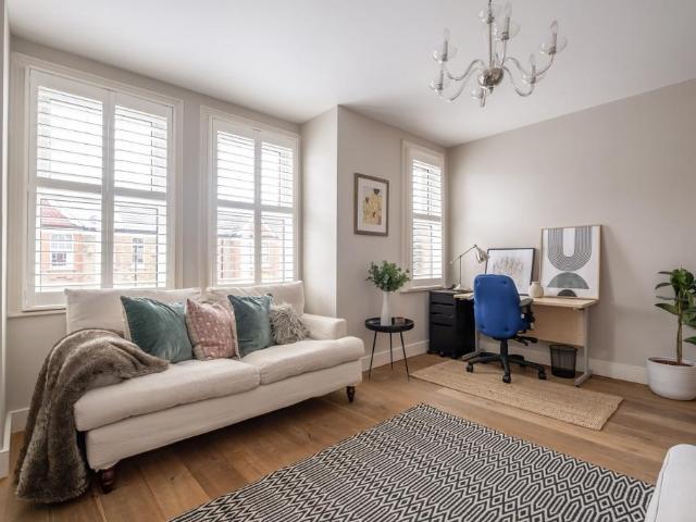Dancer Road Richmond TW9 2 bed flat to rent £4,500 pcm £1,038 pw