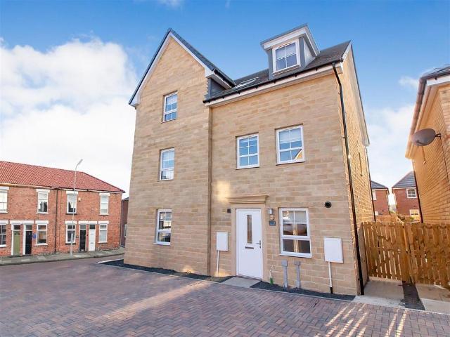 Dandelion Drive, Cramlington. 3 bed townhouse to rent £1,275 pcm £294 pw