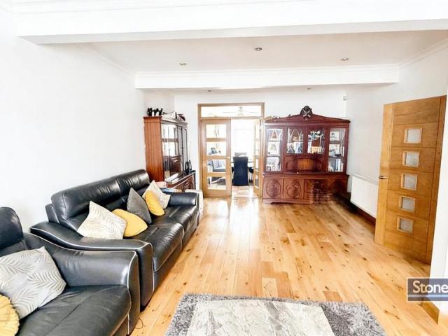 Dane Road, Southall UB1 4 bed semi detached house to rent £3,000 pcm £692 pw
