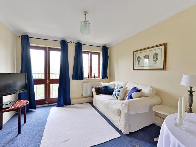 Danebury Avenue, Roehampton, London. 1 bed flat to rent £2,800 pcm £646 pw