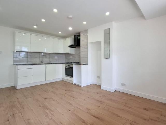 Danes Gate, Harrow HA1, 3 bed flat to rent, £1,850 pcm | PrimeLocation