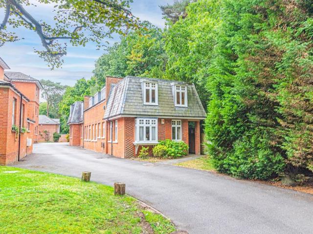 Daneswood, Heath Lane, Woburn Sands, Milton Keynes MK17, 2 bed flat to rent, £1,250 pcm | PrimeLocation