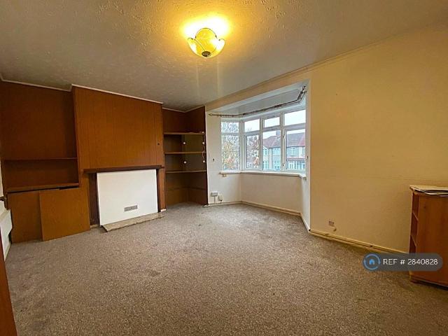 Dagenham Road, Romford, RM7 3 bed flat to rent £1,900 pcm £438 pw