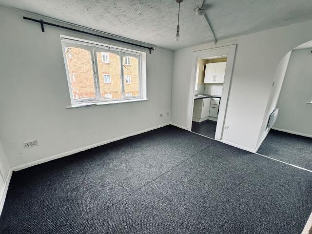 Dagenham RM10, Studio to rent, £1,300 pcm | PrimeLocation