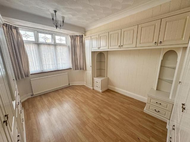 DAGENHAM, RM10 6 bed terraced house to rent £3,500 pcm £808 pw
