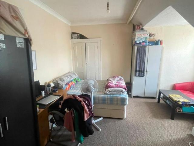 Dagenham RM8, 3 bed flat to rent, £1,900 pcm | PrimeLocation