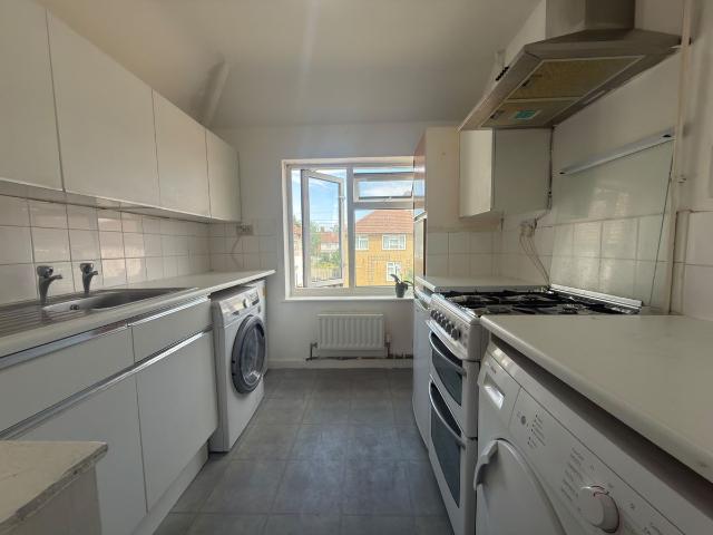 Dagenham RM8, 1 bed flat to rent, £1,400 pcm | PrimeLocation