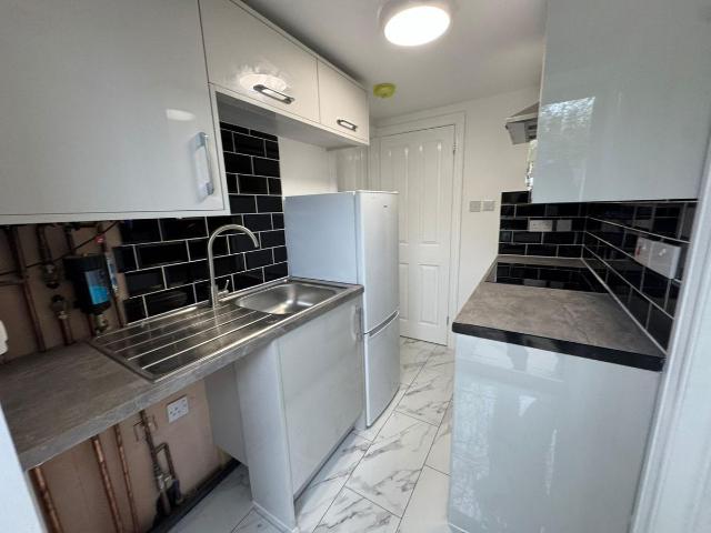 Dagenham RM8, 2 bed flat to rent, £1,500 pcm | PrimeLocation