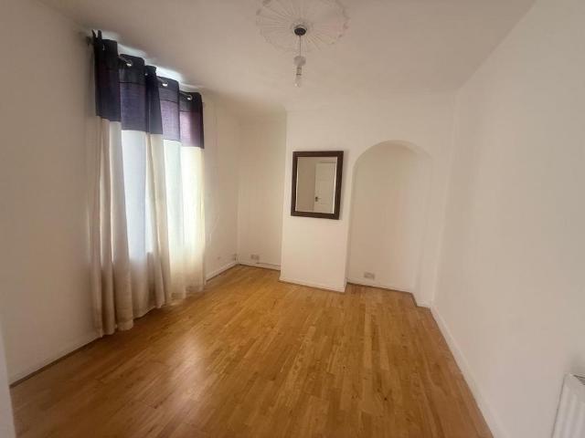 Dagenham, RM8 4 bed terraced house to rent £2,700 pcm £623 pw