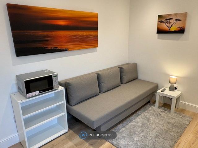 Cheshunt, Waltham Cross EN8, Studio to rent, £795 pcm | PrimeLocation