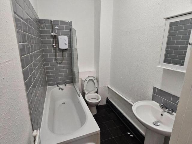 Daisy Bank Road, Manchester, M14 2 bed apartment to rent £1,150 pcm £265 pw