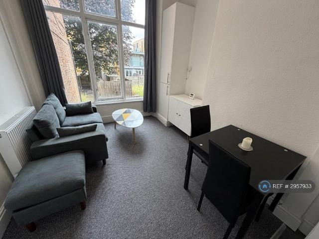 Daisy Bank Road, Manchester, M14 2 bed flat to rent £1,150 pcm £265 pw