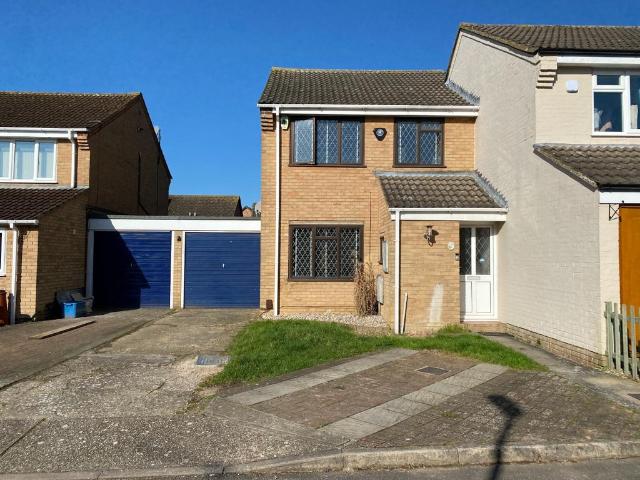 Dalton Gardens, Bishops Stortford, CM23 3 bed semi detached house to rent £1,850 pcm £427 pw