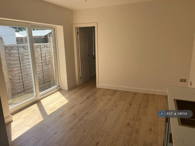 Dalyell Road, London, SW9 3 bed flat to rent £3,100 pcm £715 pw