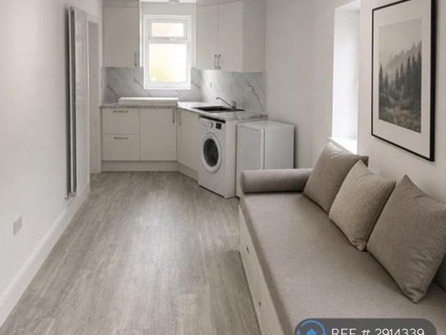 Dale Close, Pinner, HA5 Studio to rent £1,050 pcm £242 pw
