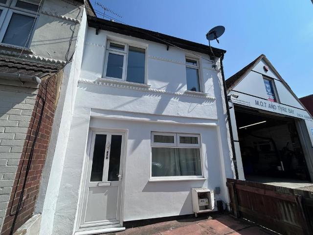 Dale Street, Chatham ME4 2 bed semi detached house to rent £1,195 pcm £276 pw