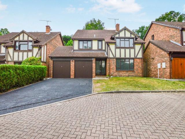 Dale View, St Johns, Woking, Surrey GU21, 4 bed detached house to rent, £2,750 pcm | PrimeLocation