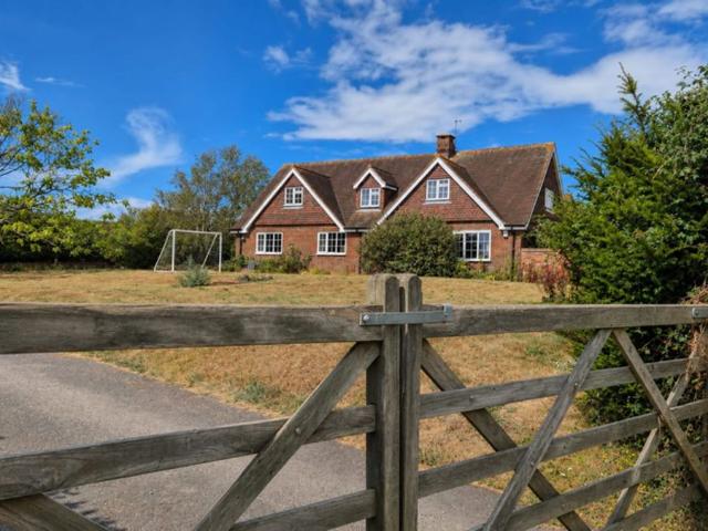 Daleham Lane, Splaynes Green TN22, 4 bed detached bungalow to rent, £4,250 pcm | PrimeLocation