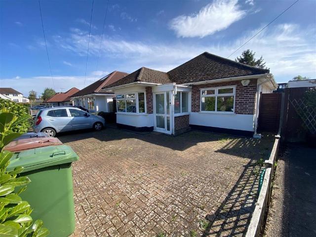 Daleside Drive, Herts EN6 3 bed detached bungalow to rent £2,700 pcm £623 pw