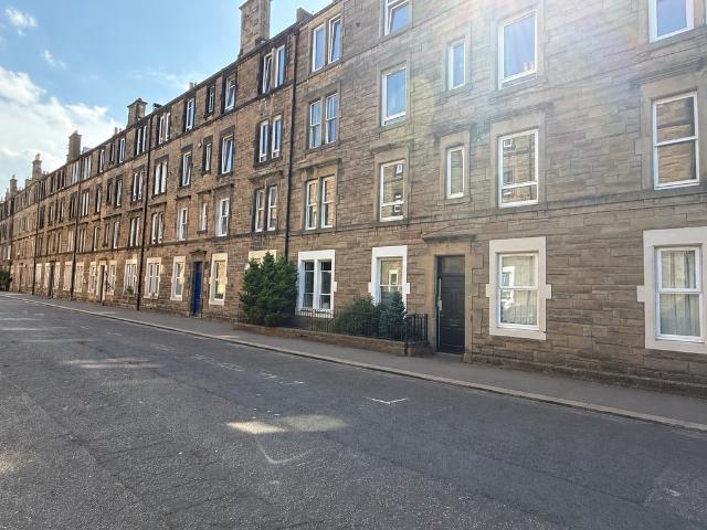 Dalgety Avenue, Edinburgh EH7 1 bed flat to rent £1,195 pcm £276 pw