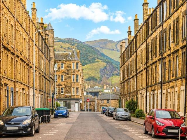 Dalgety Avenue, Edinburgh, EH7 5UG 1 bed flat to rent £1,025 pcm £237 pw