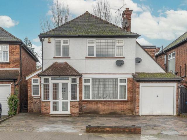 Dalkeith Grove, Stanmore HA7 4 bed detached house to rent £3,500 pcm £808 pw