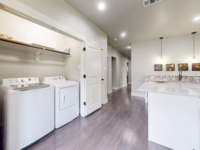 Dallas House. 10 Minute Drive to Downtown. Spaciou