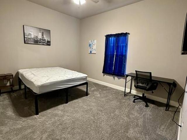 Dallas House with Television. Newly Constructed & spacious