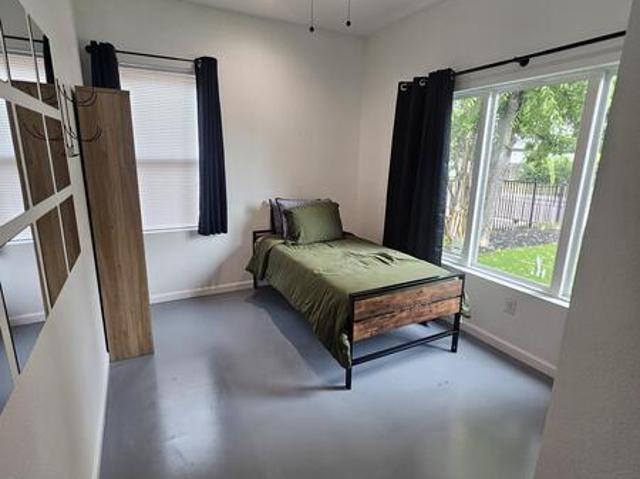 Dallas House with Workspace. Modern & newly renovated