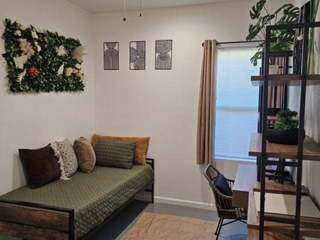 Dallas House with Workspace. Modern & newly renovated